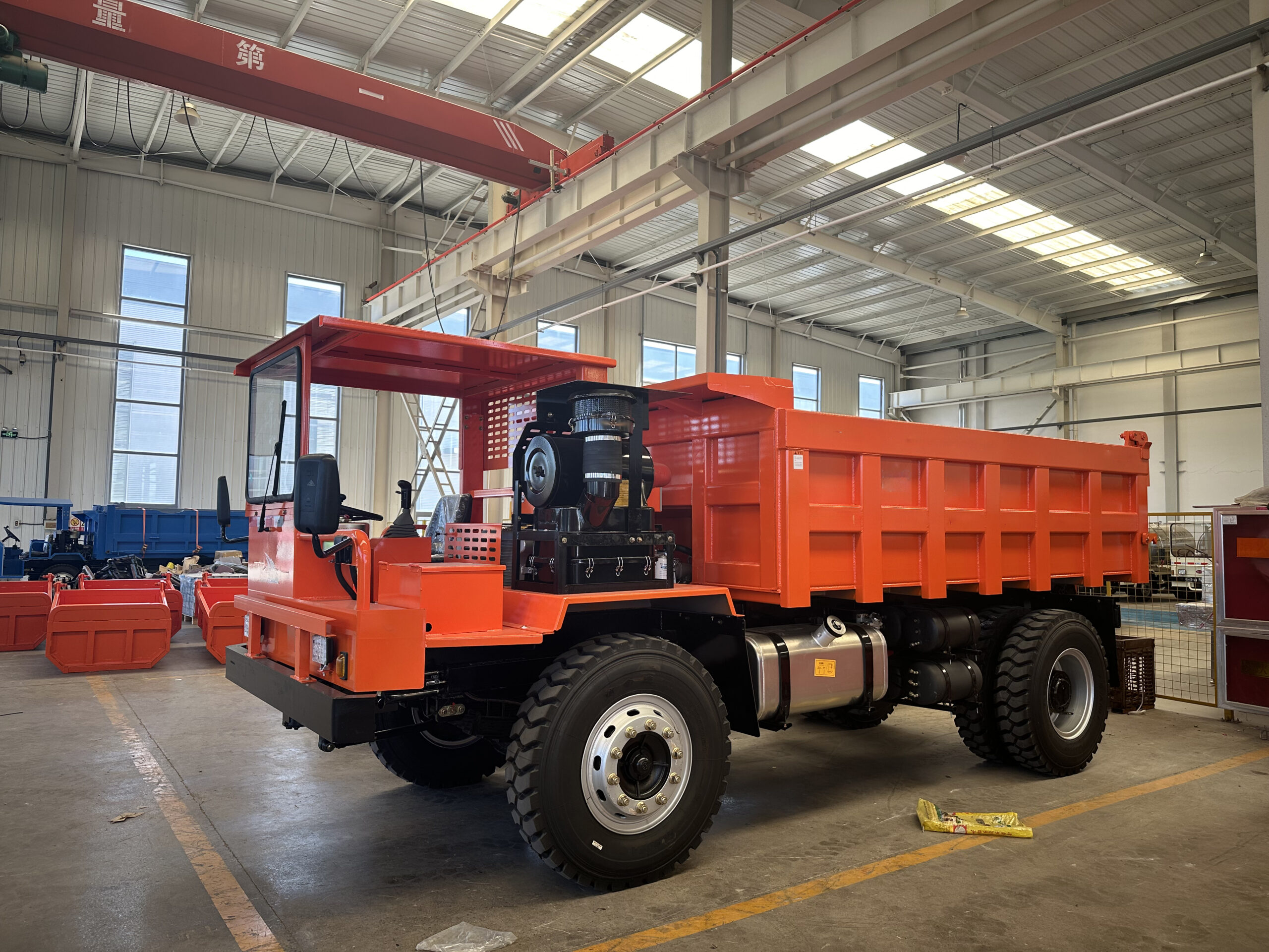 Working video of 8 ton underground mining dump trucks - Mining small ...